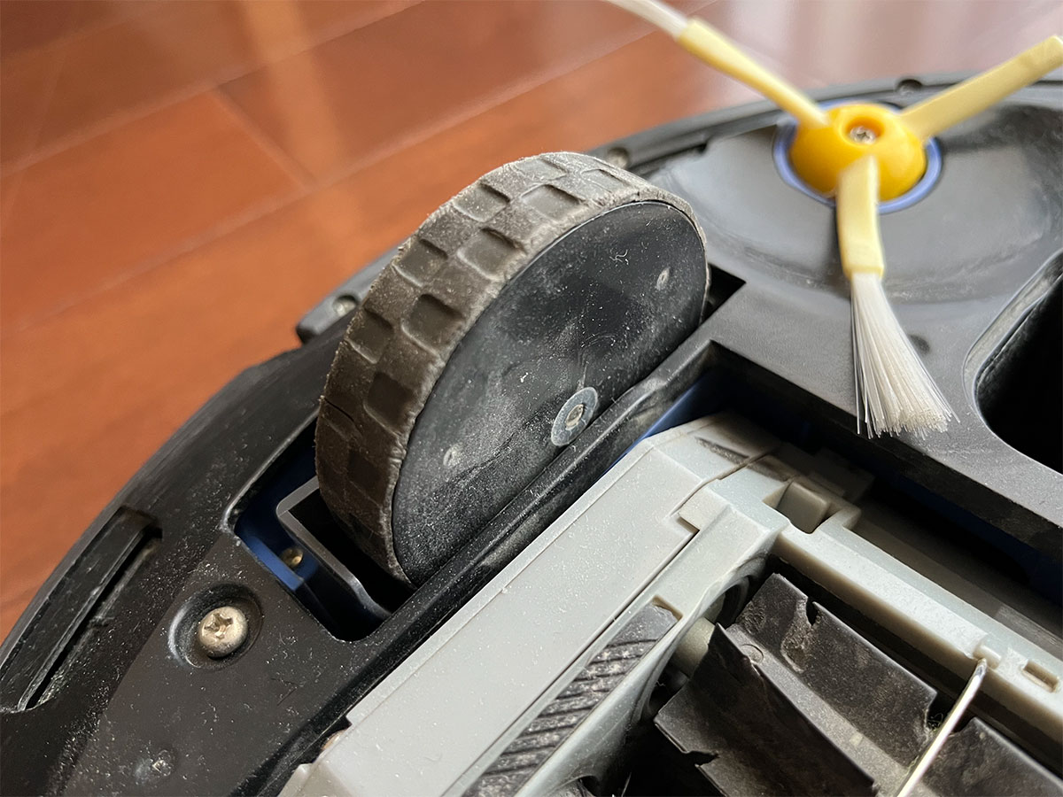 ルンバのタイヤ交換方法｜作業は単純だけど少し大変 | まぜろぐ｜暮らしの「おすすめ」紹介ブログ